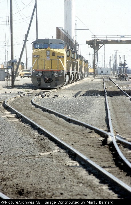 UP 9433 Heads a Group